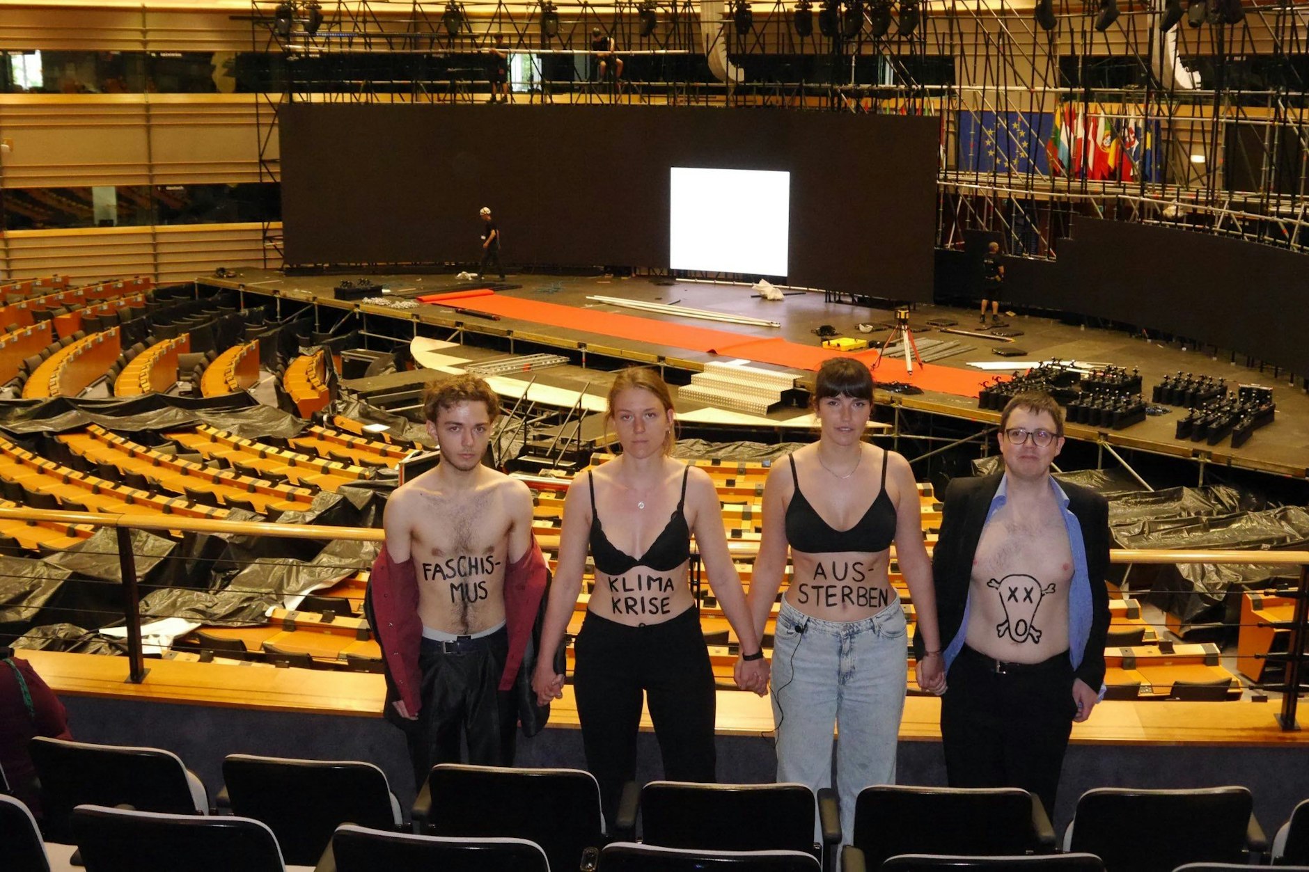 Letzte Generation: Carla Hinrichs protestiert in BH im EU-Parlament