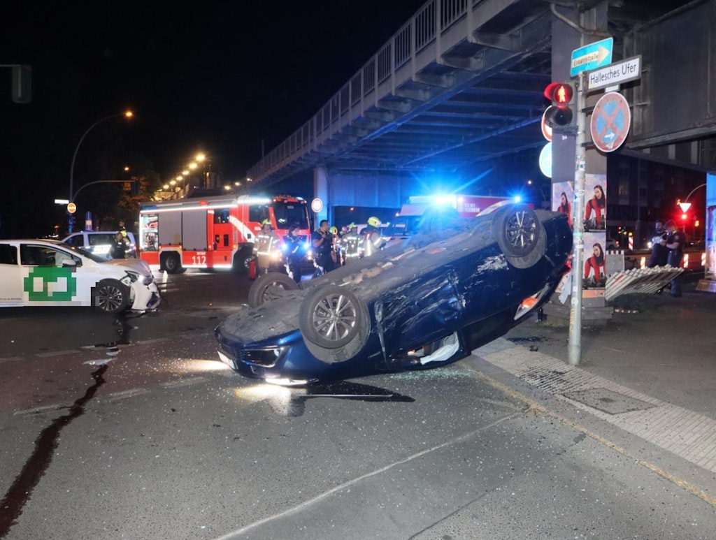 Unfall am Mehringdamm in Kreuzberg: Auto landet auf dem Dach – Verletzte