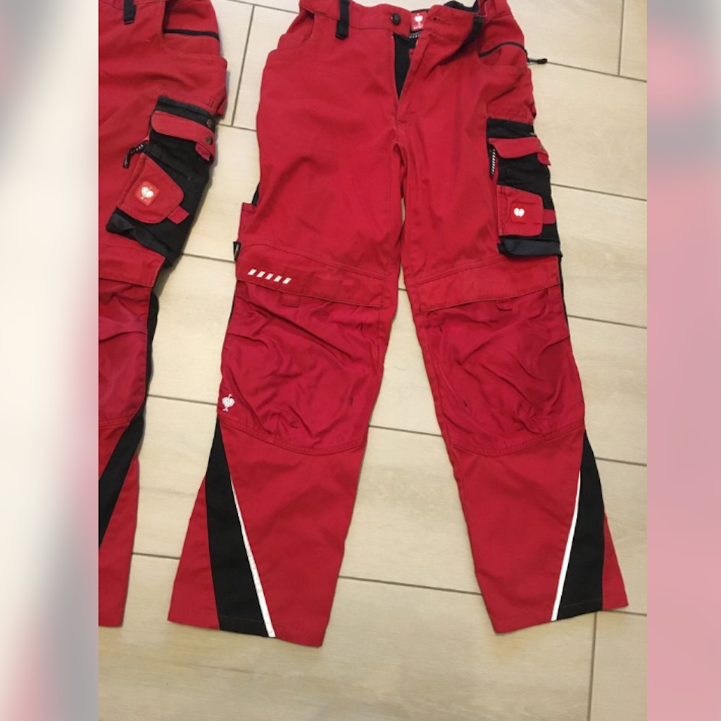 Total irre! Monteur verliert Job: Er wollte keine rote Hose tragen!