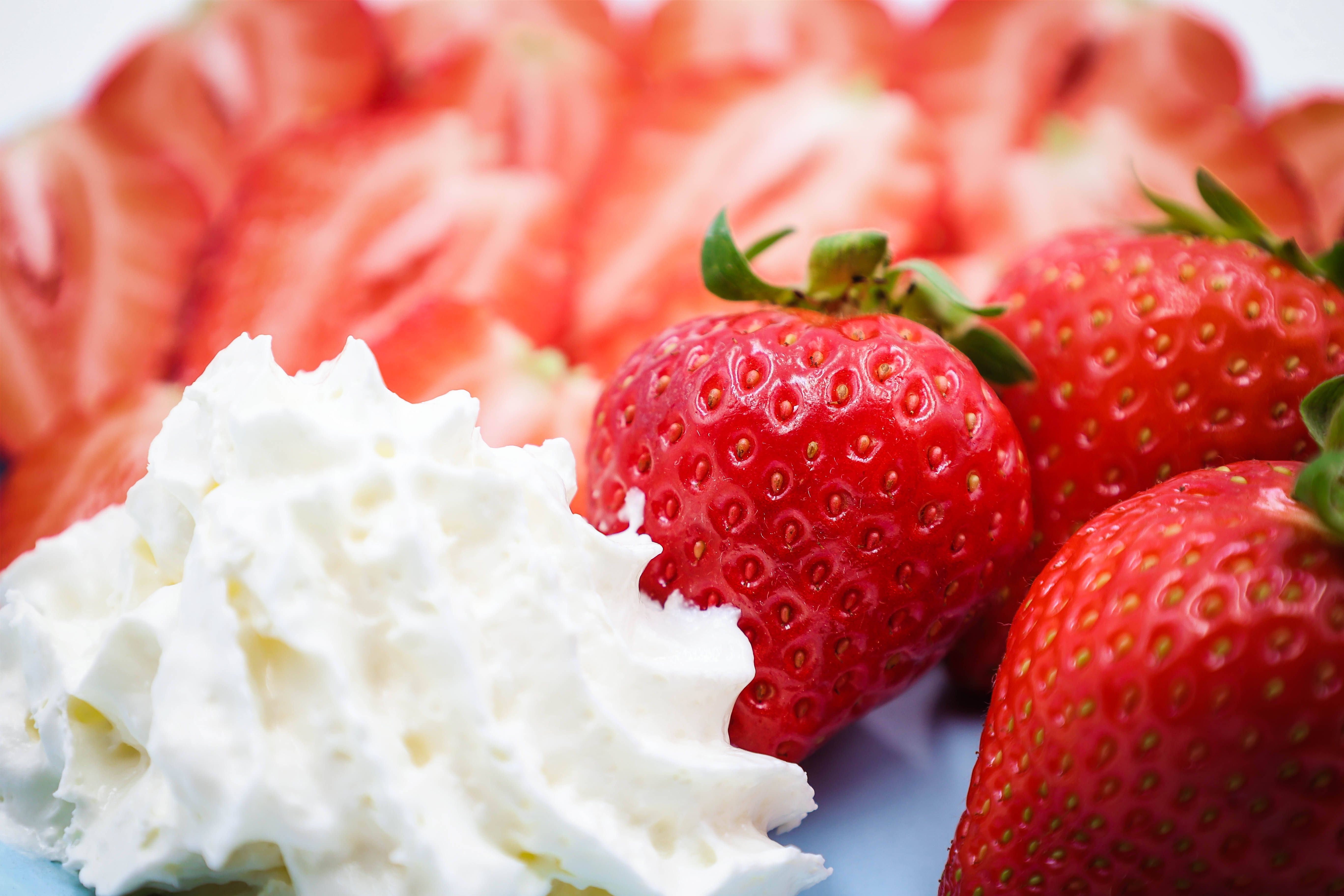 Feines Rezept für fruchtig-cremige Erdbeer-Biskuit-Rolle. Köstlich!