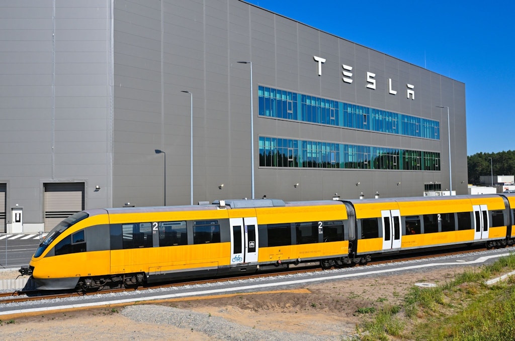 Tesla-Shuttle von Berlin nach Grünheide: Diesel-Werksverkehr steht vor ...