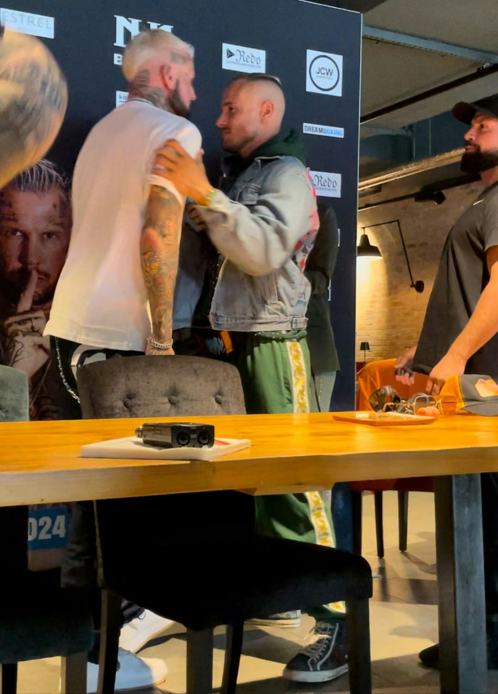 Pressekonferenz eskaliert: Eric Sindermann geht auf Jörg Hansen los!