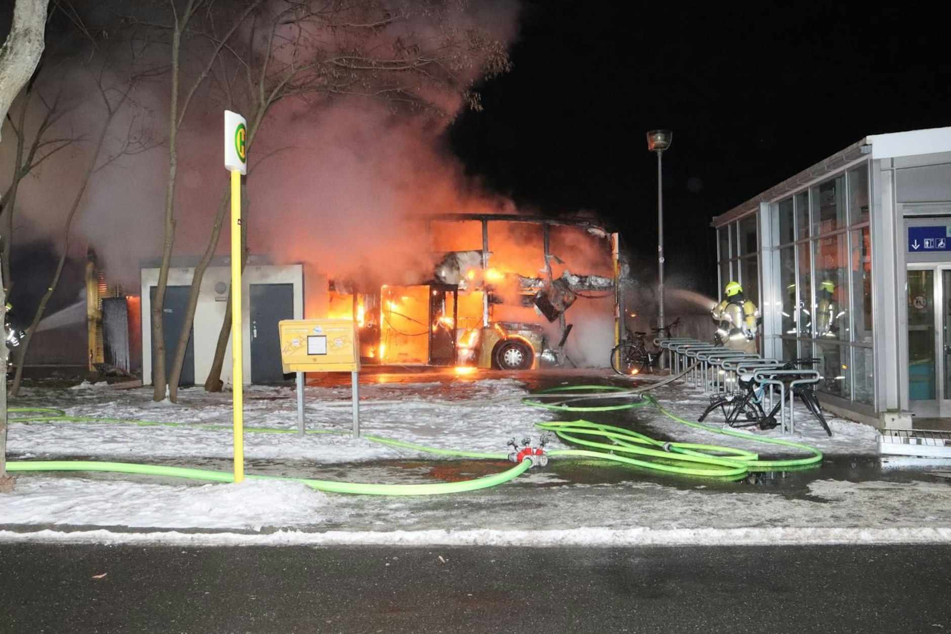 Brandstiftung in Berliner Bus: Wer hat den BVG-Doppeldecker angezündet?