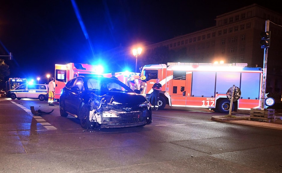 Unfall auf Kreuzung in Berlin-Friedrichshain: Autofahrer verletzt