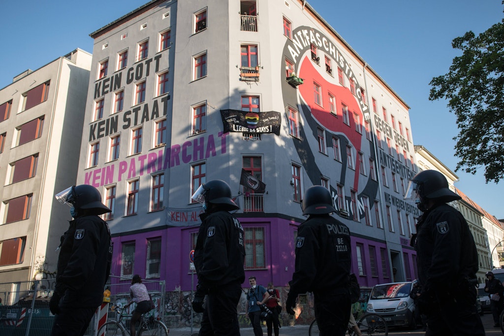 Antideutsche vs. Antiimps: Nahost-Konflikt spaltet linksextreme Szene ...