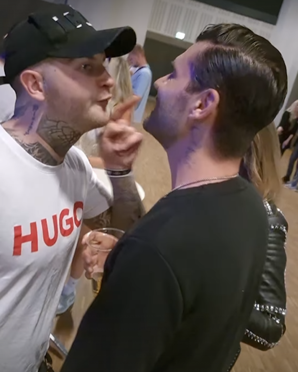 VIDEO: Fast-Schlägerei! Kevin „Flocke“ Platzer geht auf Mike Cees los