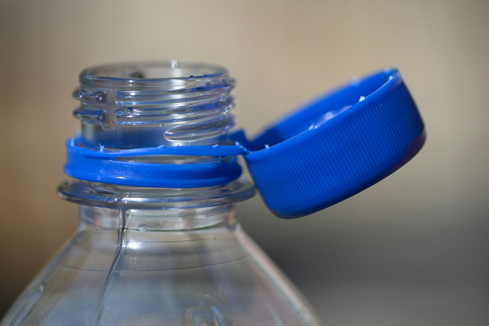 Tethered Caps: Die neuen Flaschen-Deckel sind der größte Müll!