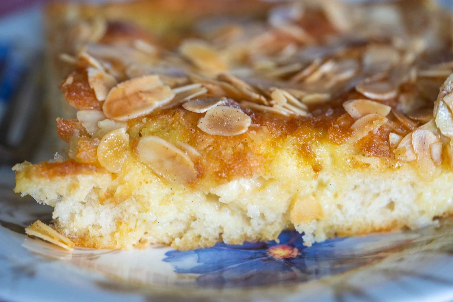 Omas Rezept für Butter-Zuckerkuchen: Richtig saftig dank Sahne-Trick!