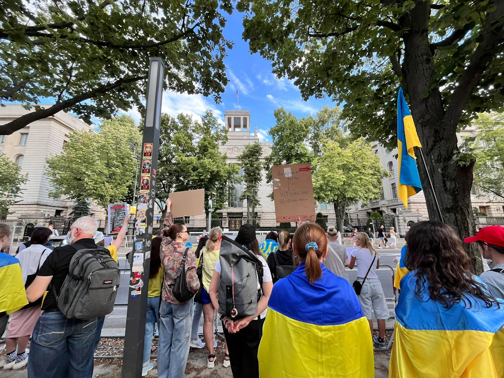 Eklat bei Ukraine-Demo: Polizei Berlin verbietet ukrainische Reden!