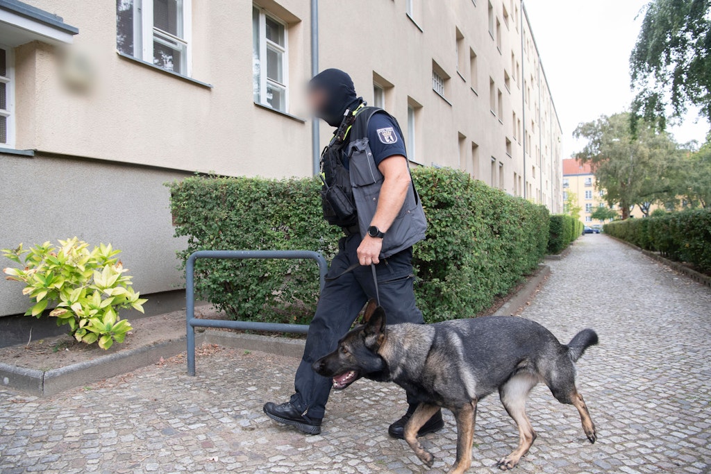 Razzia wegen Neonazi-Chatgruppe: Polizei durchsucht Wohnungen in Berlin