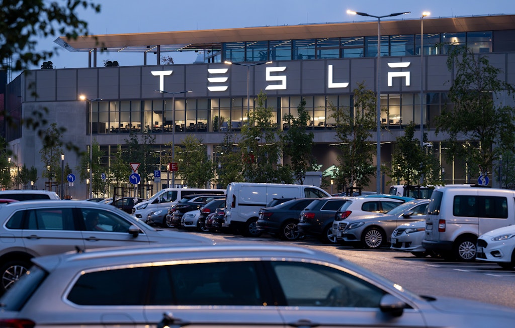 Elektrisch statt mit Diesel: Bald fährt der Tesla-Shuttle wieder zum ...