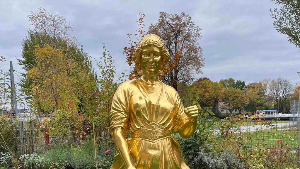 Was sagt uns Berlins nagelneue Goldelse im Skulpturengarten der ...