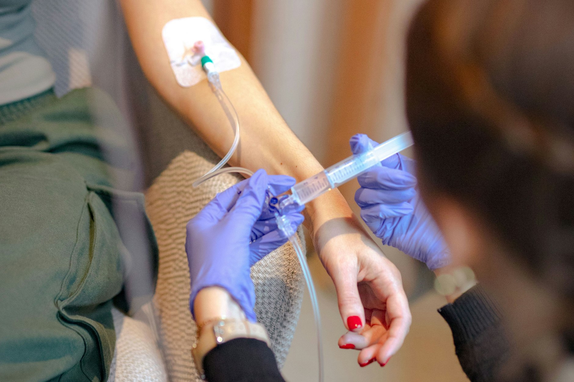 Drip-Bars in Berlin: Machen Infusionstherapien bald Schluss mit Kater ...