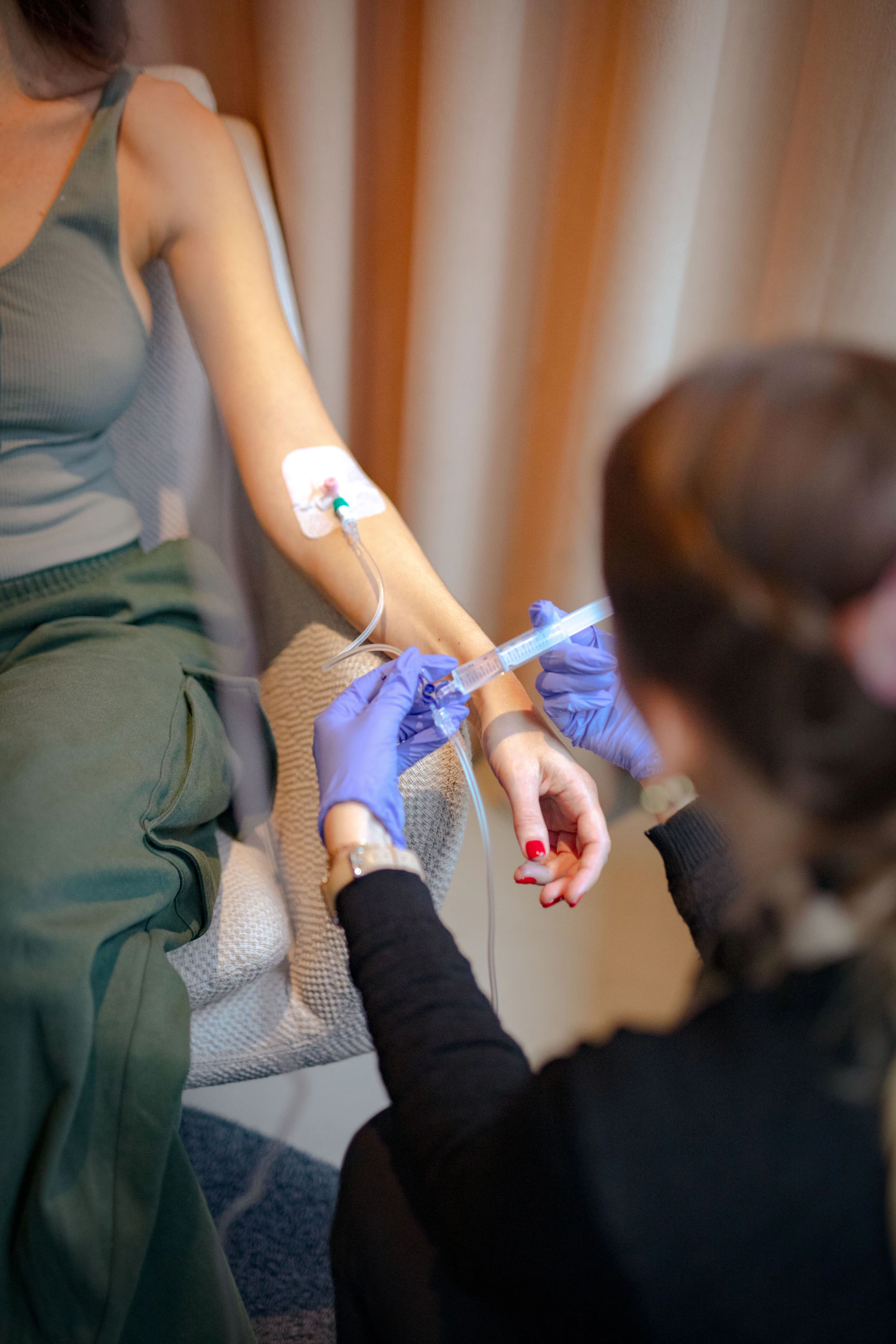 Drip-Bars in Berlin: Machen Infusionstherapien bald Schluss mit Kater ...