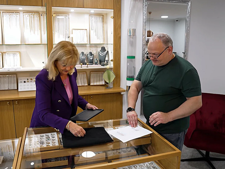 Schock bei „Bares für Rares“: Elke Velten zerlegt 300 Jahre alten Schmuck!