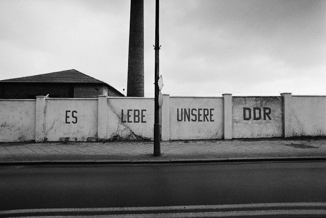 75. DDR-Gründungstag: Feiern oder besinnen? Rückblicke auf gute und ...