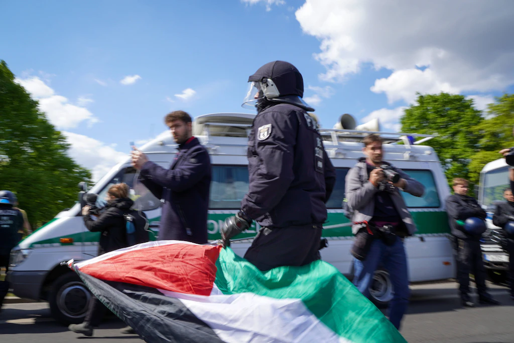 Fake? Berliner Polizei prüft Bild von Polizist mit Palästina-Flagge