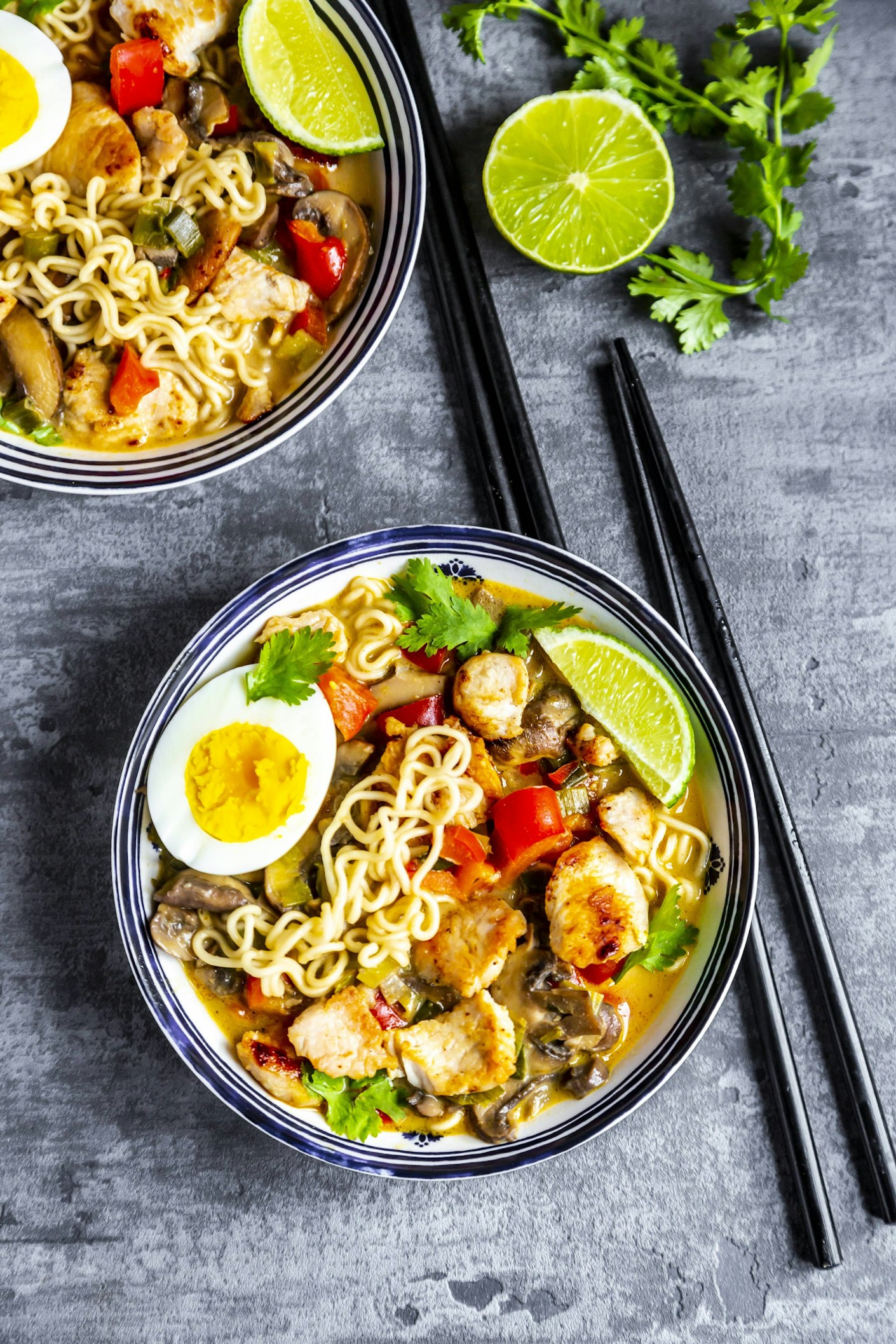 Ramen mit Hähnchenbrust, Ei und Champignons – das einfache Rezept