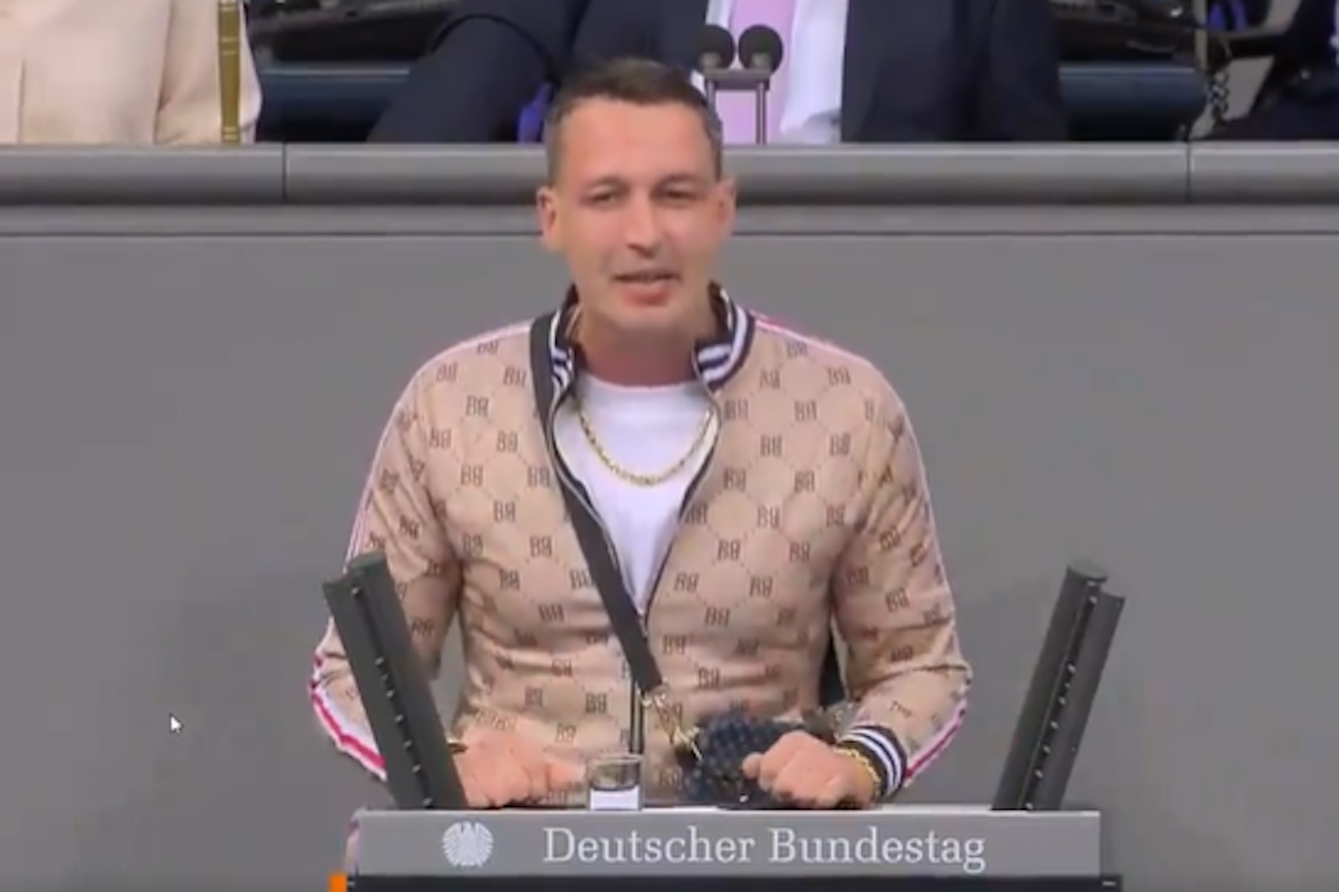 AfD-Politiker verkleidet sich im Bundestag als Talahon: „Herr Präsident ...