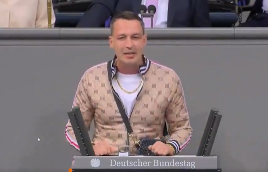 AfD-Politiker verkleidet sich im Bundestag als Talahon: „Herr Präsident ...