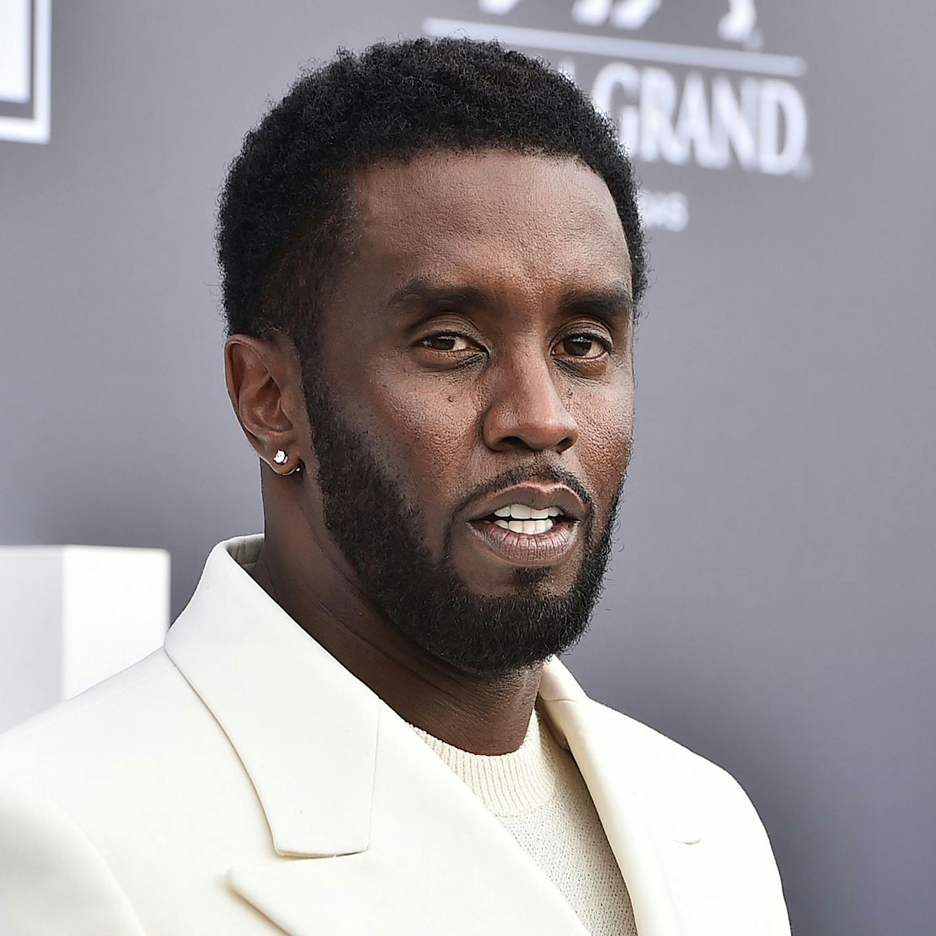 Mit Diddy Jay Z Soll 13 Jährige Vergewaltigt Haben Er Weist Die Vorwürfe Zurück