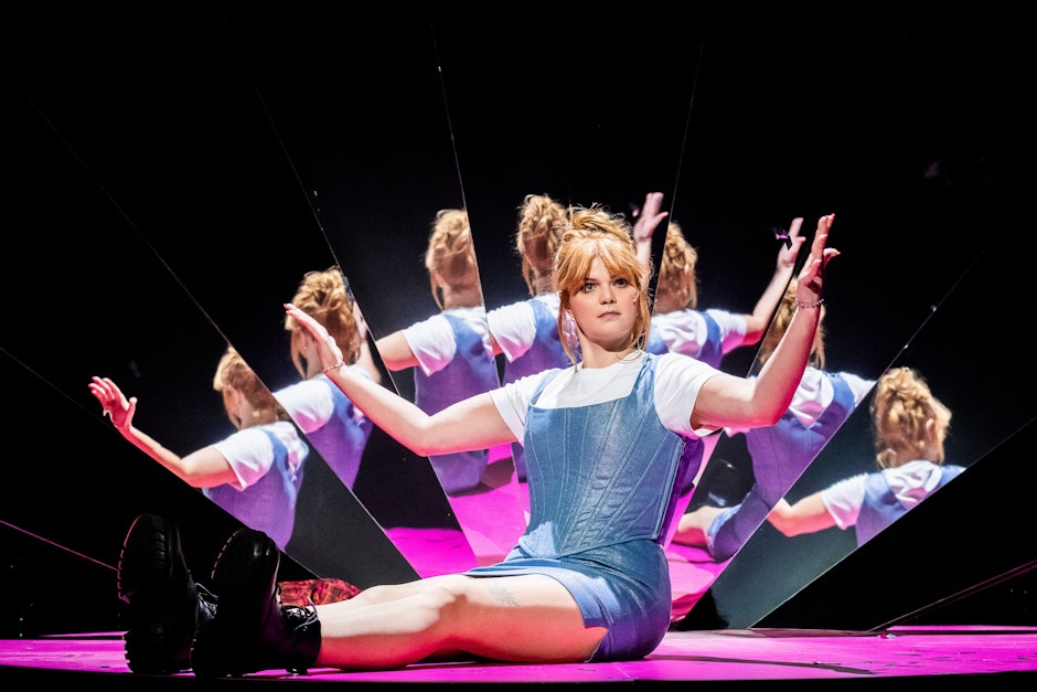 Sophie Passmann zeigt ihr „Pick me Girls“ und sich selbst im Berliner Ensemble