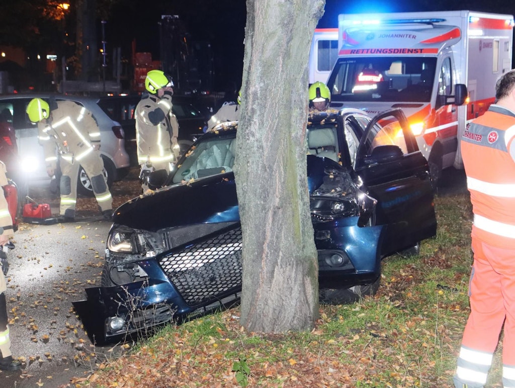 Unfall in Oberschöneweide: Auto kracht gegen Baum