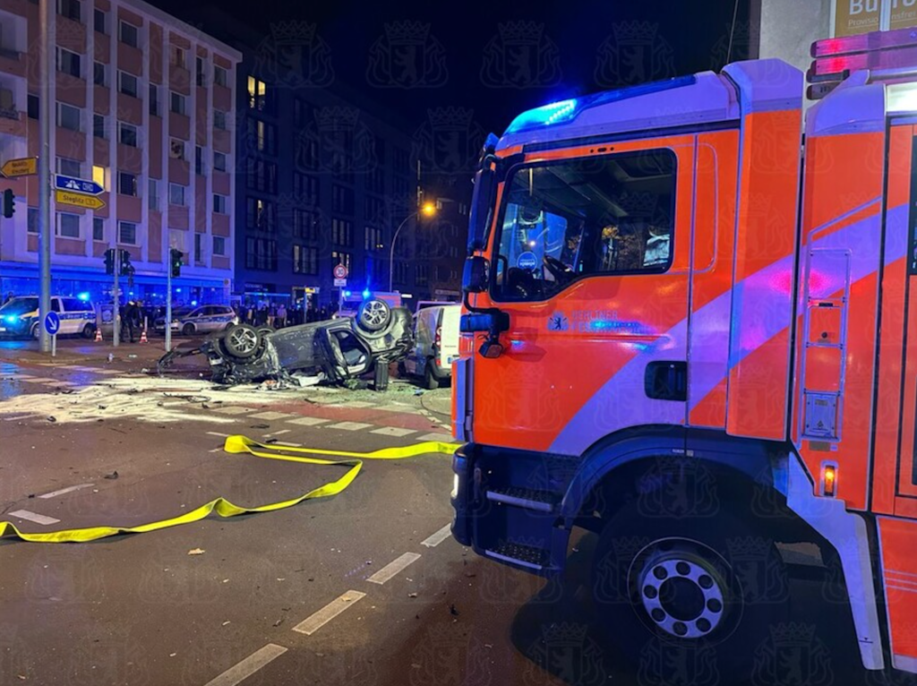 UPDATE: Horror-Unfall in Berlin – Pkw überschlägt sich, vier Verletzte!