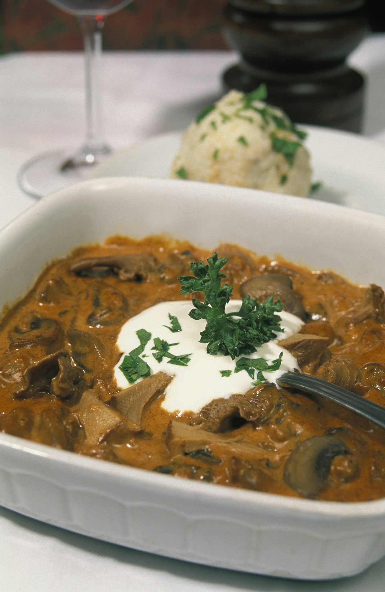 Kennen Sie Pilzgulasch mit Fleisch? Hier ist Omas geheimes Rezept!