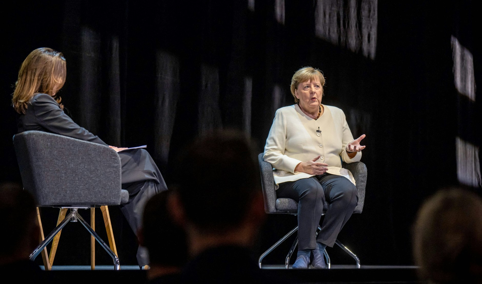 Angela Merkels Buchpremiere in Berlin: Ihr Leben in der DDR war ein Trumpf