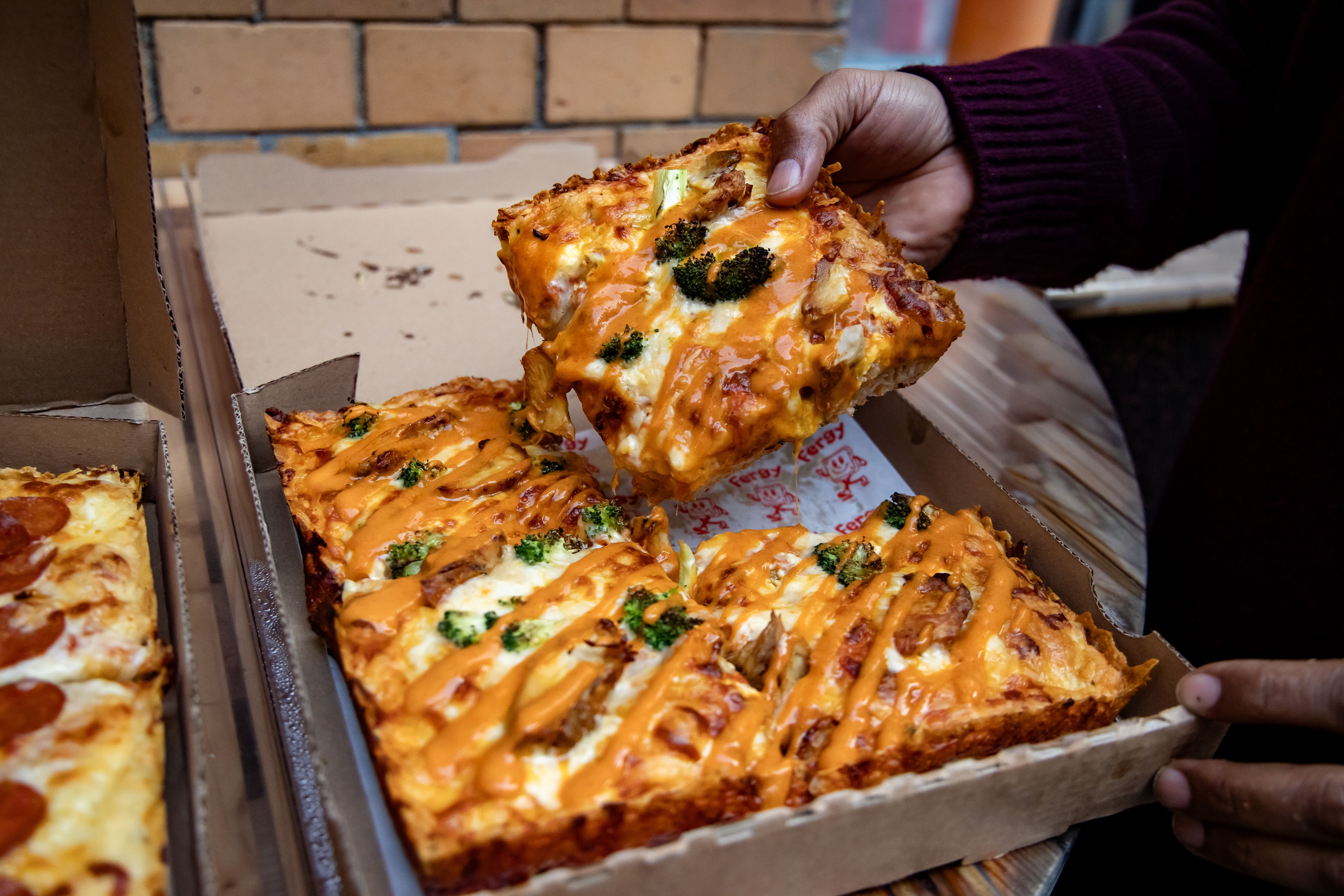 Fergy eröffnet neue Filiale am Rosenthaler Platz: Detroit-Pan-Pizza in ...