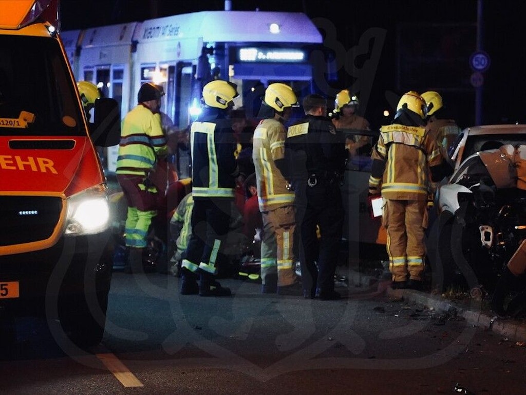 Unfall in Berlin-Lichtenberg: Autofahrer kracht gegen Strommast der ...