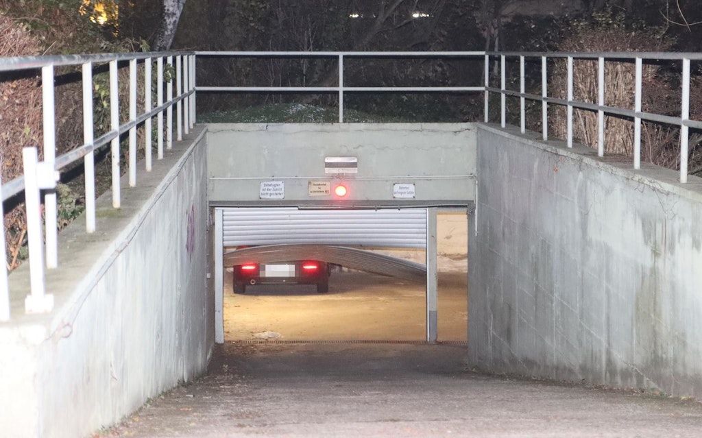 Berlin-Kreuzberg: BMW rollt Einfahrt hinunter und kracht durch Garagentor