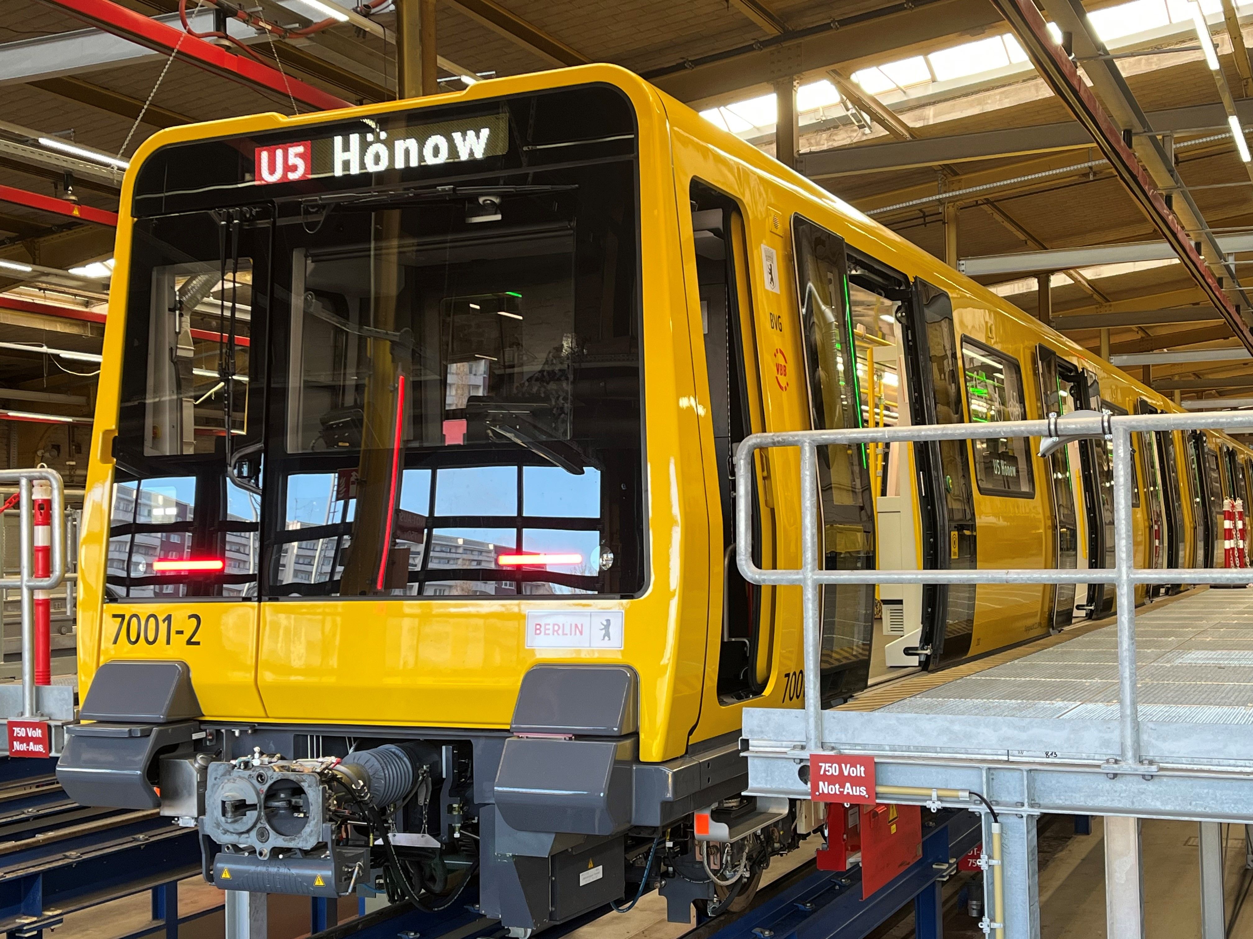 Mehr als drei Jahre Verspätung: Hier kommt die neue U-Bahn für die BVG ...