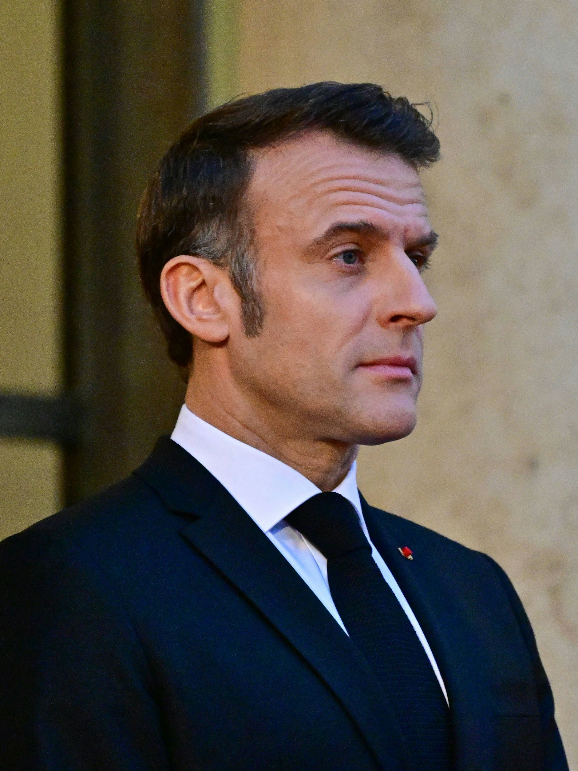 Rechts, links, mittig: Wo Trump, Putin, Merz und Meloni ihre Scheitel ...