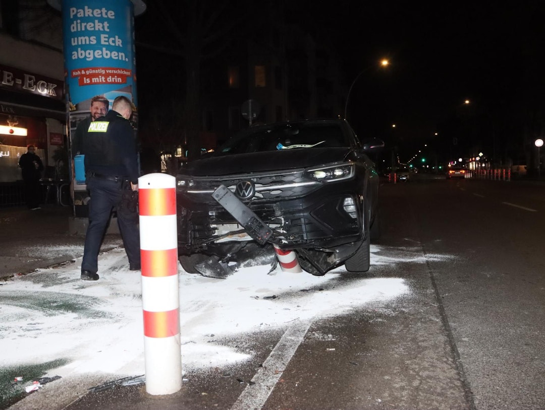 Unfall in Berlin-Neukölln: Frau kracht mit SUV gegen massive Poller