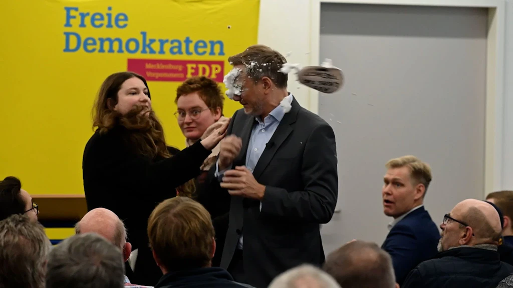 FDP-Chef Lindner von Linke-Politikerin mit Schaumtorte beworfen ...