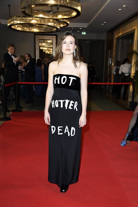 Luisa Neubauer provoziert mit Klimakrisen-Kleid auf dem Presseball Berlin