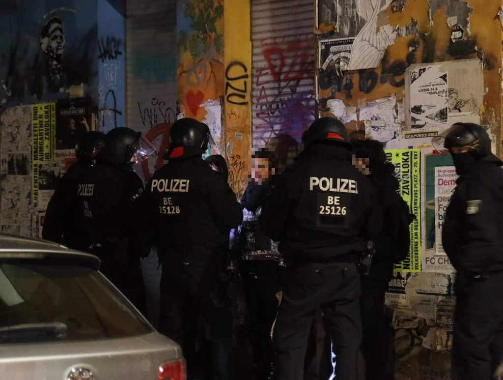 Rigaer Straße in Friedrichshain: Vermummte greifen Polizisten mit ...