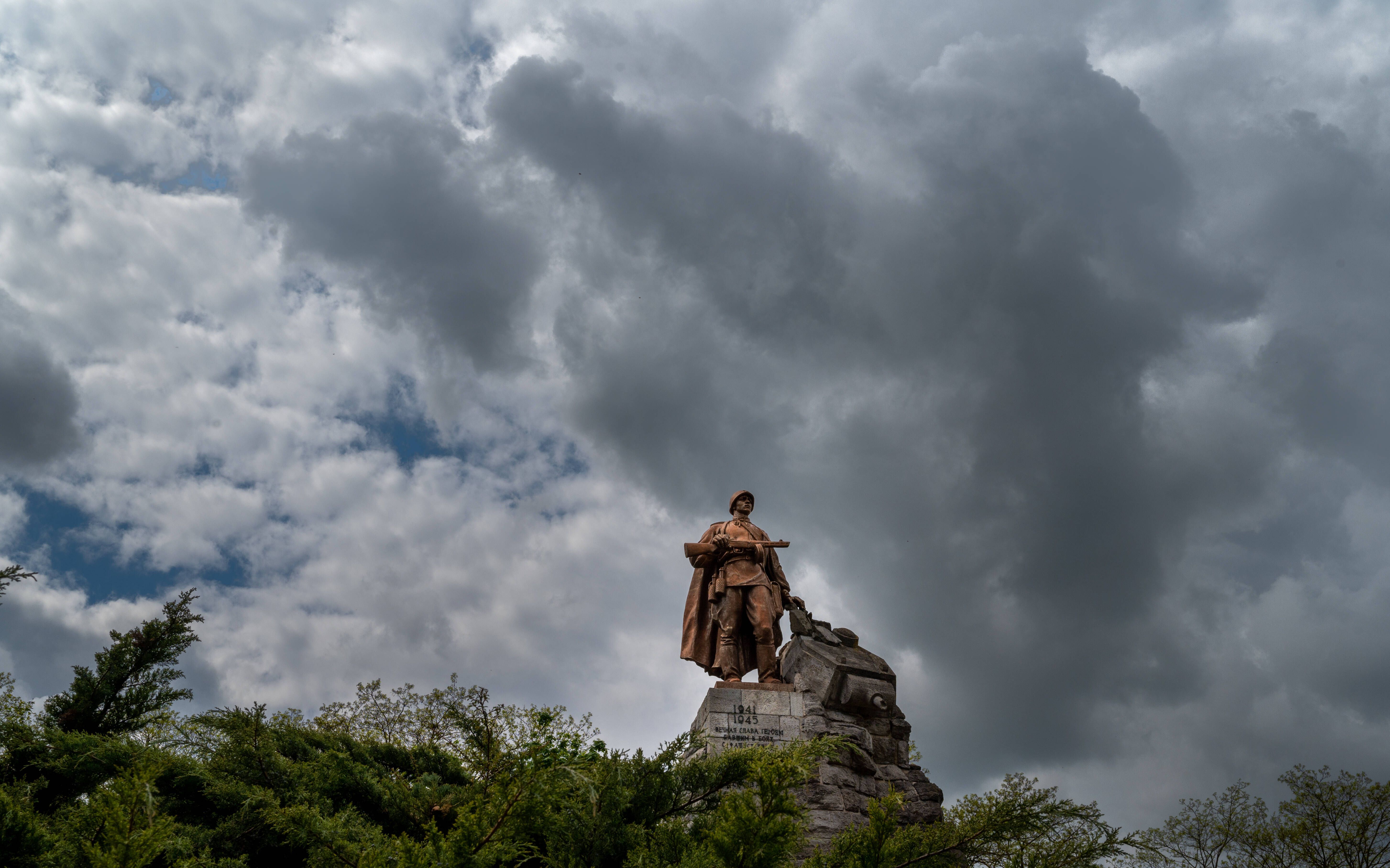 Kriegsgedenken in Berlin: Egon Krenz und Bismarcks Großneffe erinnern ...