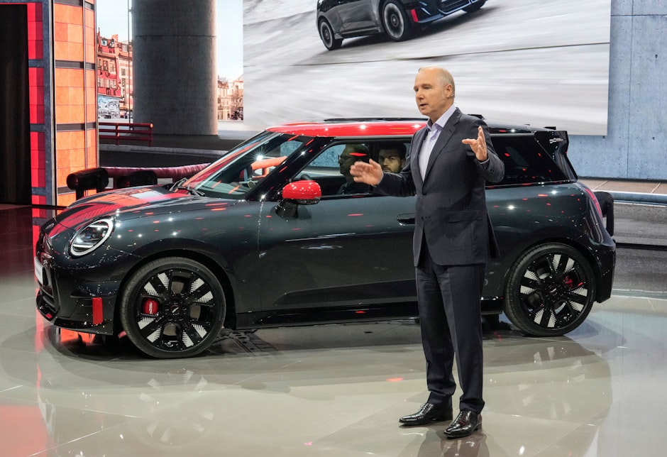 Umstieg auf Elektroautos „diskriminiert die Leute“: BMW setzt mehr auf ...