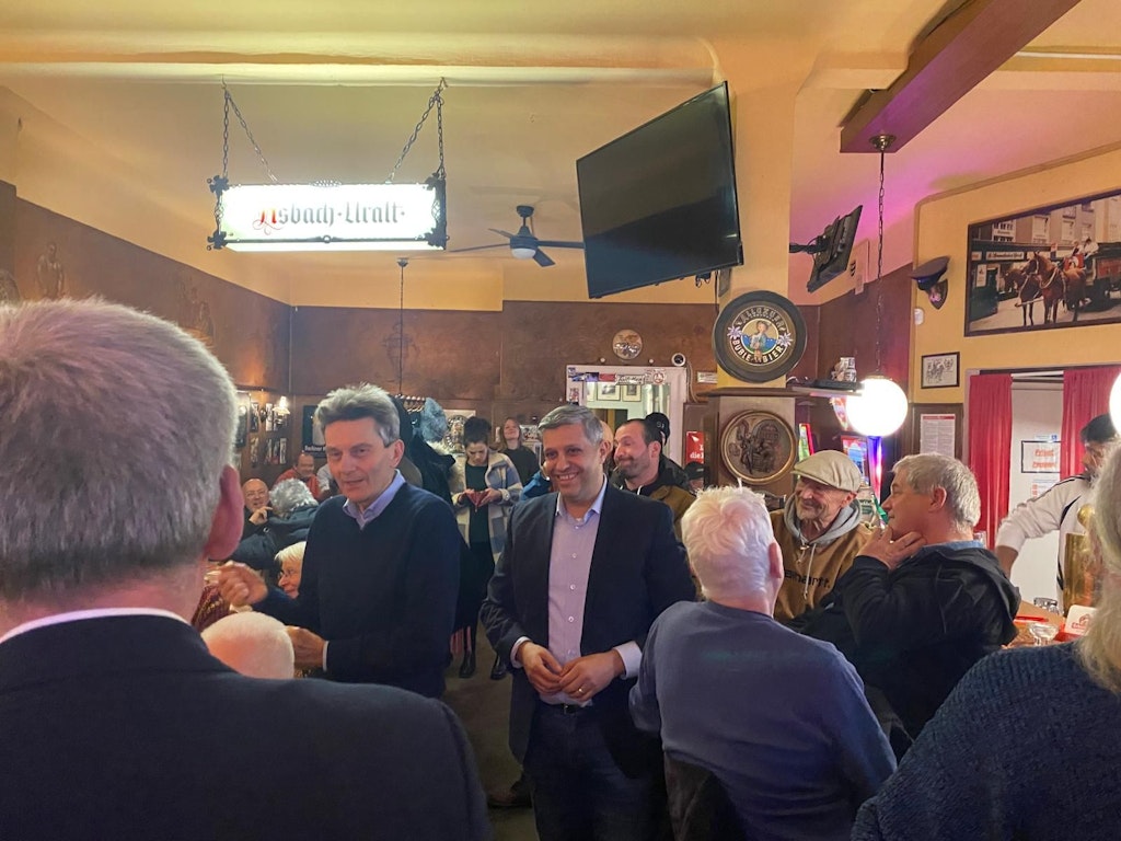 Im Wahlkampf-Getümmel: Was Rolf Mützenich im Spandauer Bock erlebte