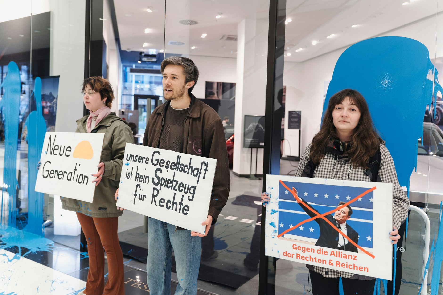 Protest gegen Elon Musk: Tesla-Showroom in der „Mall of Berlin“ mit ...