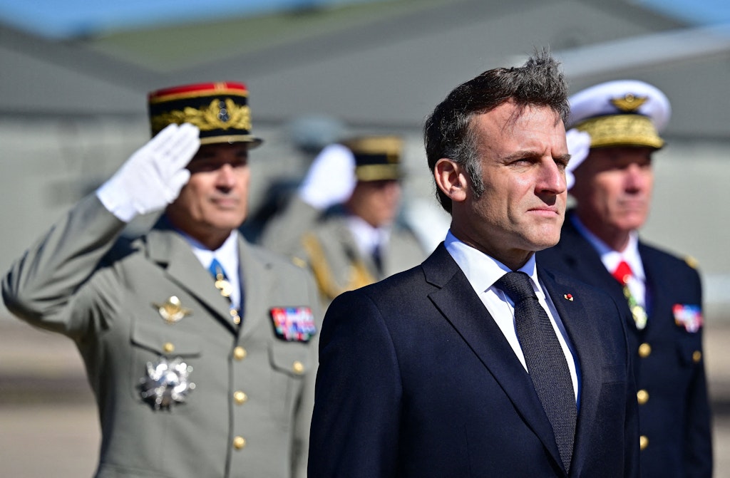 Frankreich plant Aufrüstung mit Sparvermögen – Waffen statt Wohnraum?