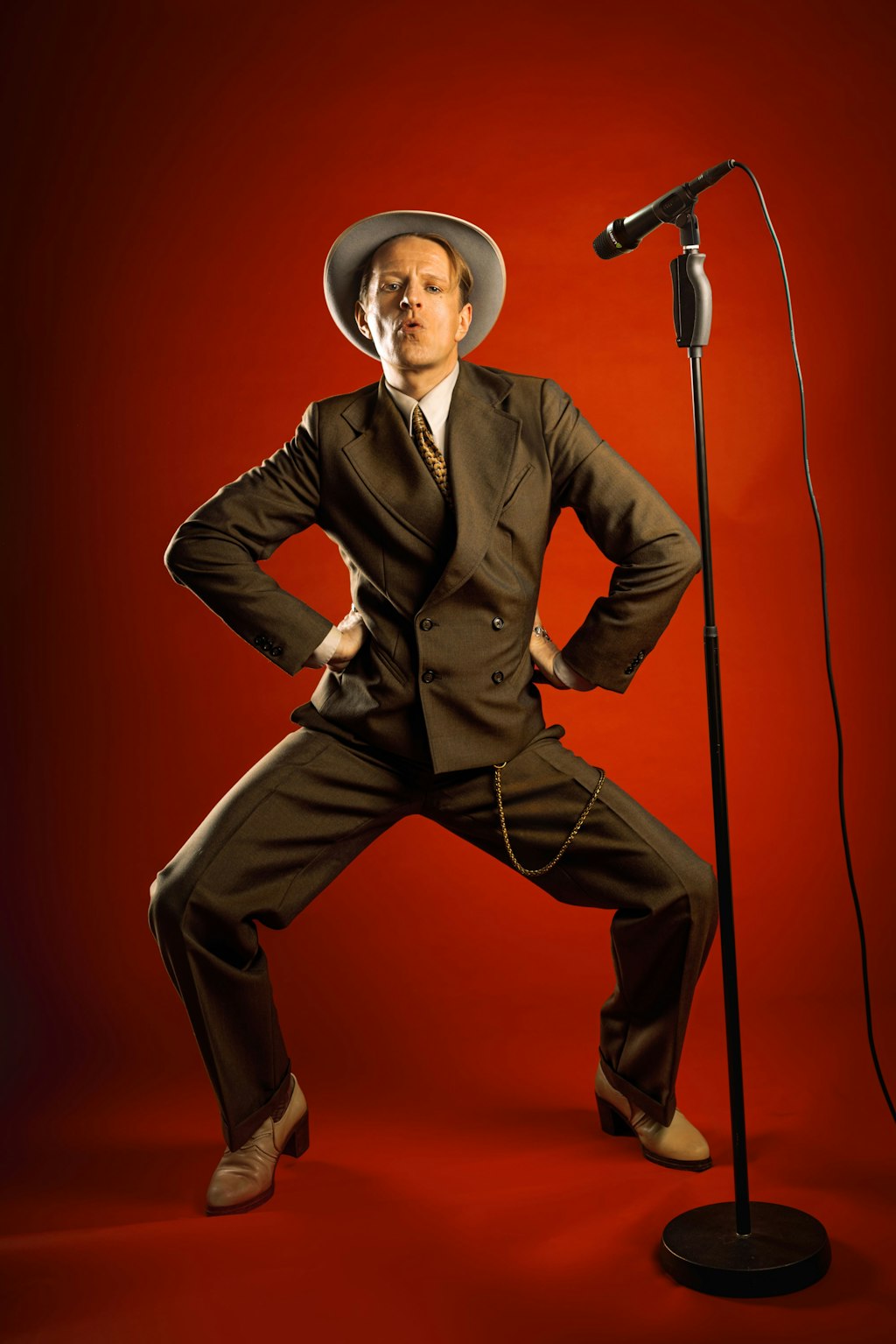 „Heroes“ im Berliner Ensemble: Alexander Scheer holt David Bowie heim ...