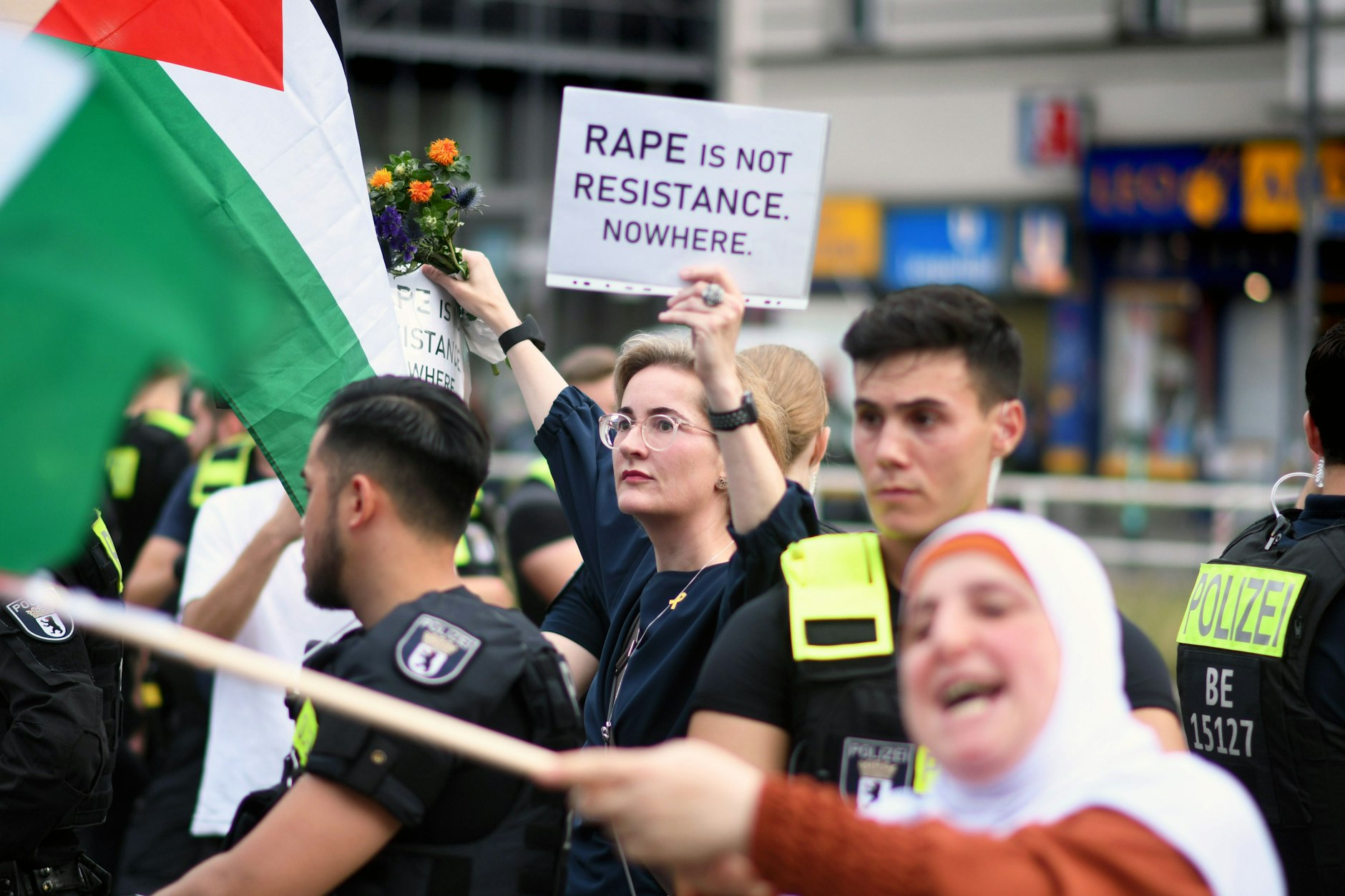 Angriff auf Karoline Preisler in Mitte: Israelische Botschaft spricht ...