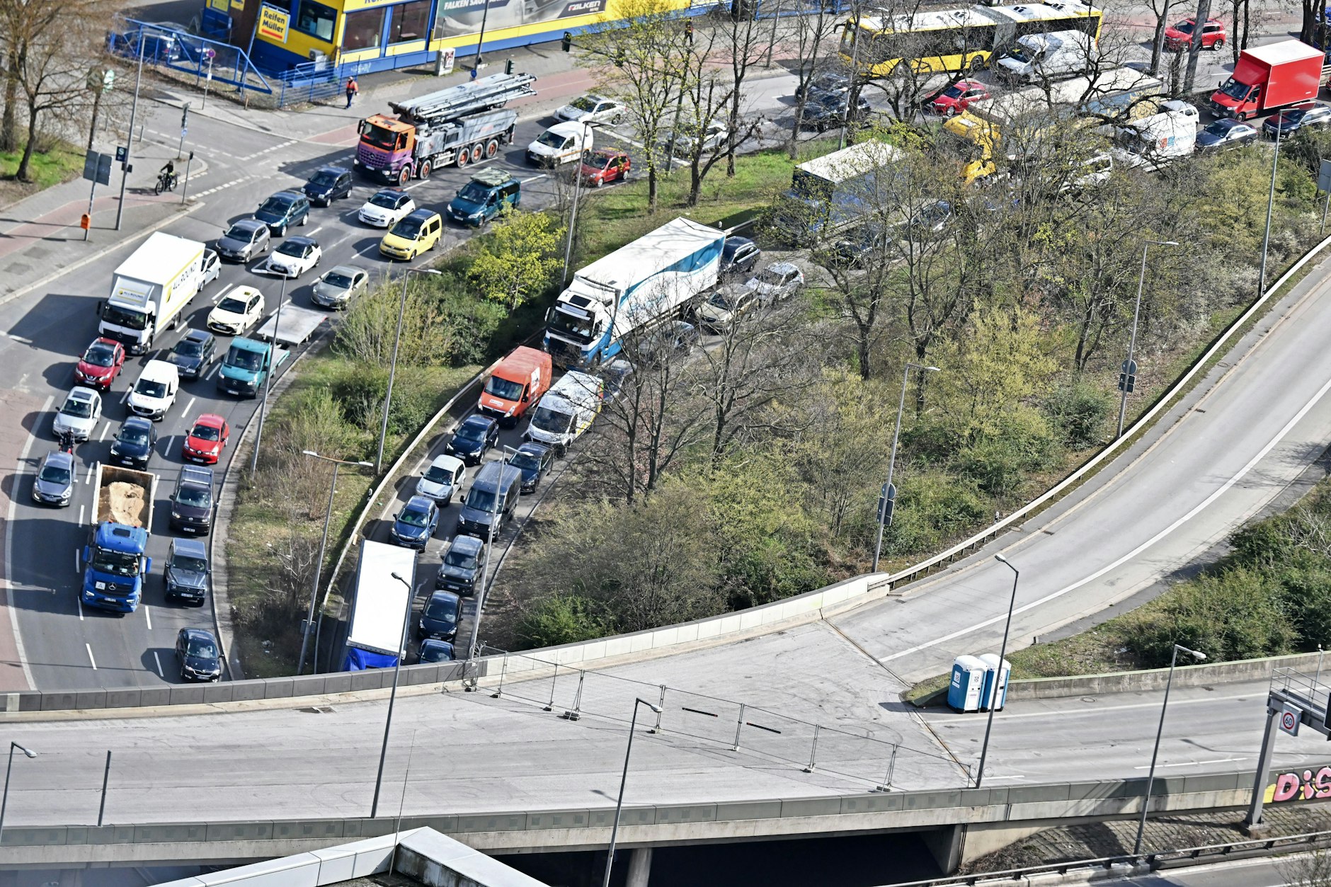 Umweltverband BUND fordert radikale Maßnahmen: Autobahn A100 in Berlin ...