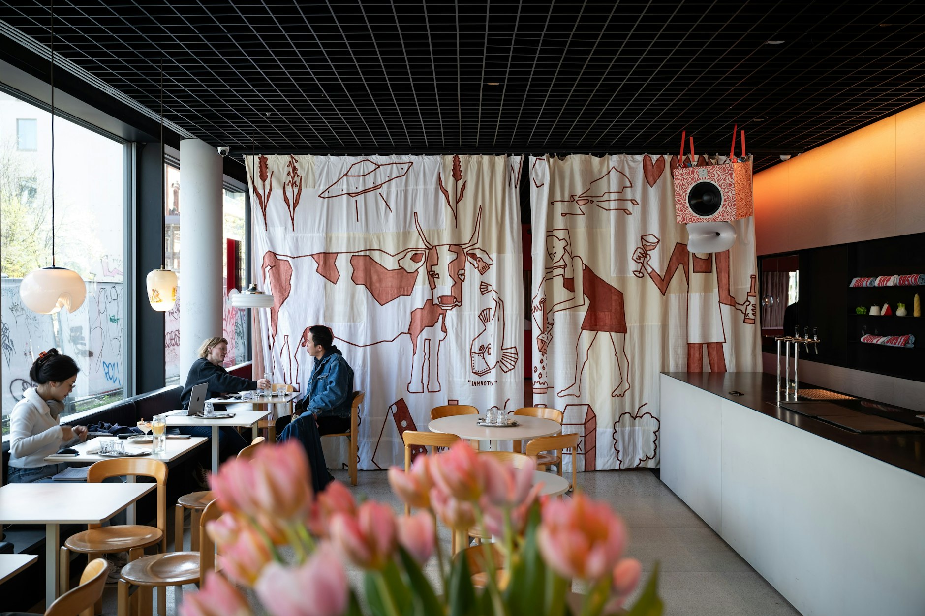 Bar Basta in Mitte: Perfekt durch den Tag, von Frühstück bis Dinner