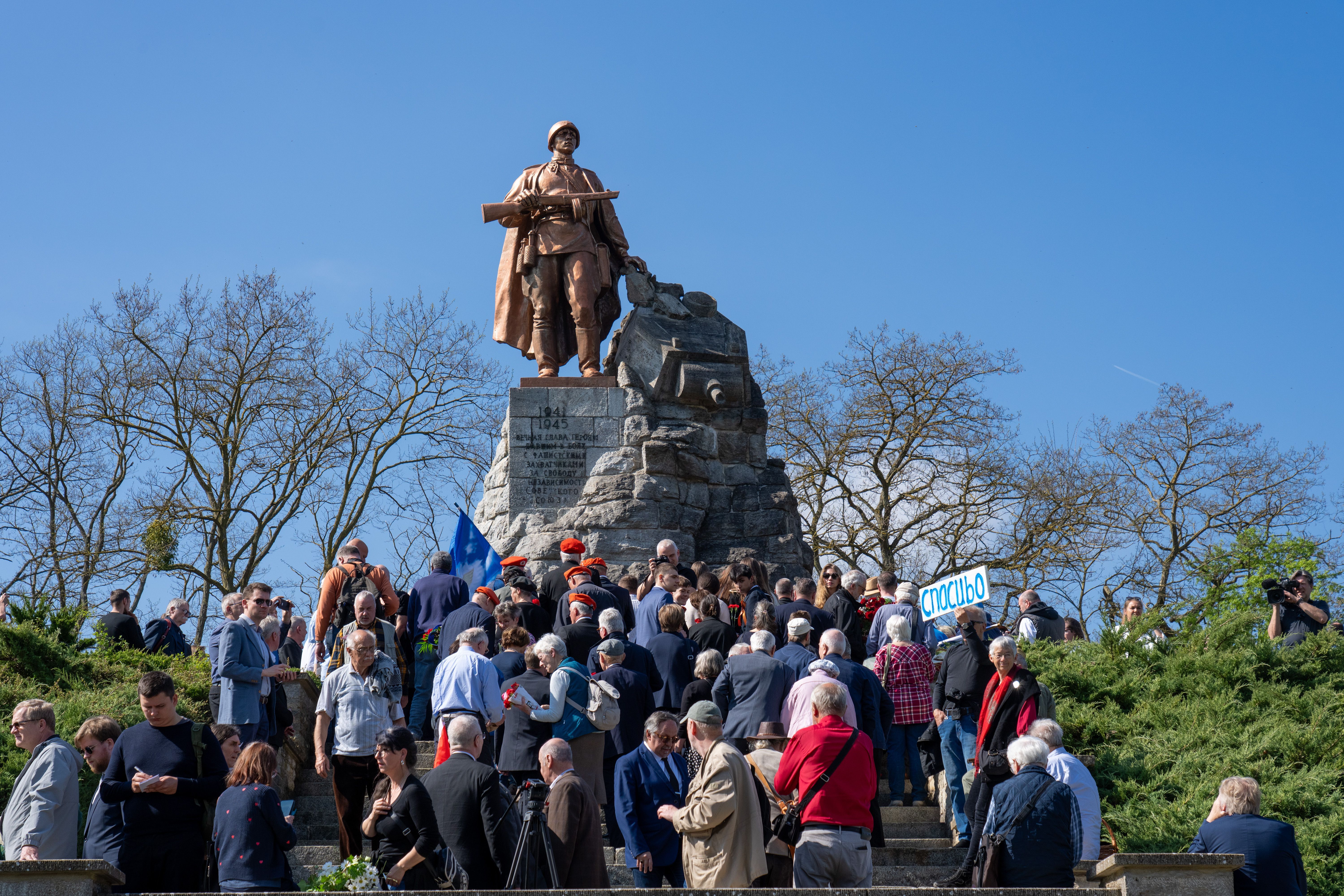 Kriegsgedenken in Berlin: Egon Krenz und Bismarcks Großneffe erinnern ...
