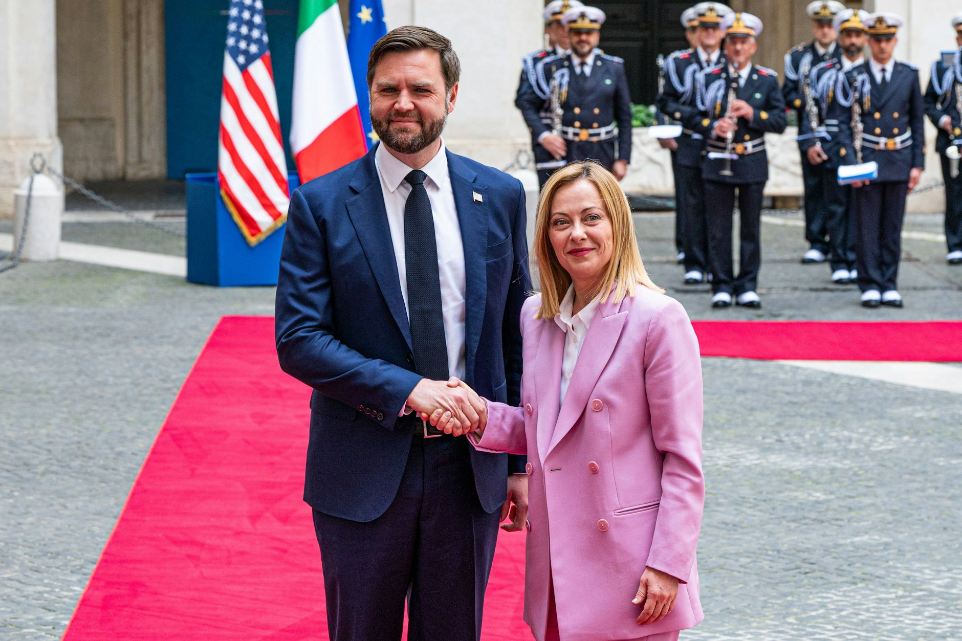 J.D. Vance trifft Meloni: Besuch in Rom offenbart Uneinigkeit von ...